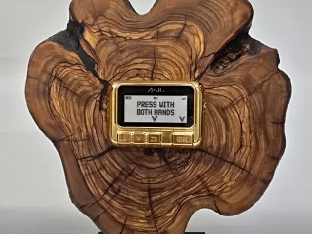 Netanyahu Gives Trump a Golden Pager Gift at White House Meeting ...